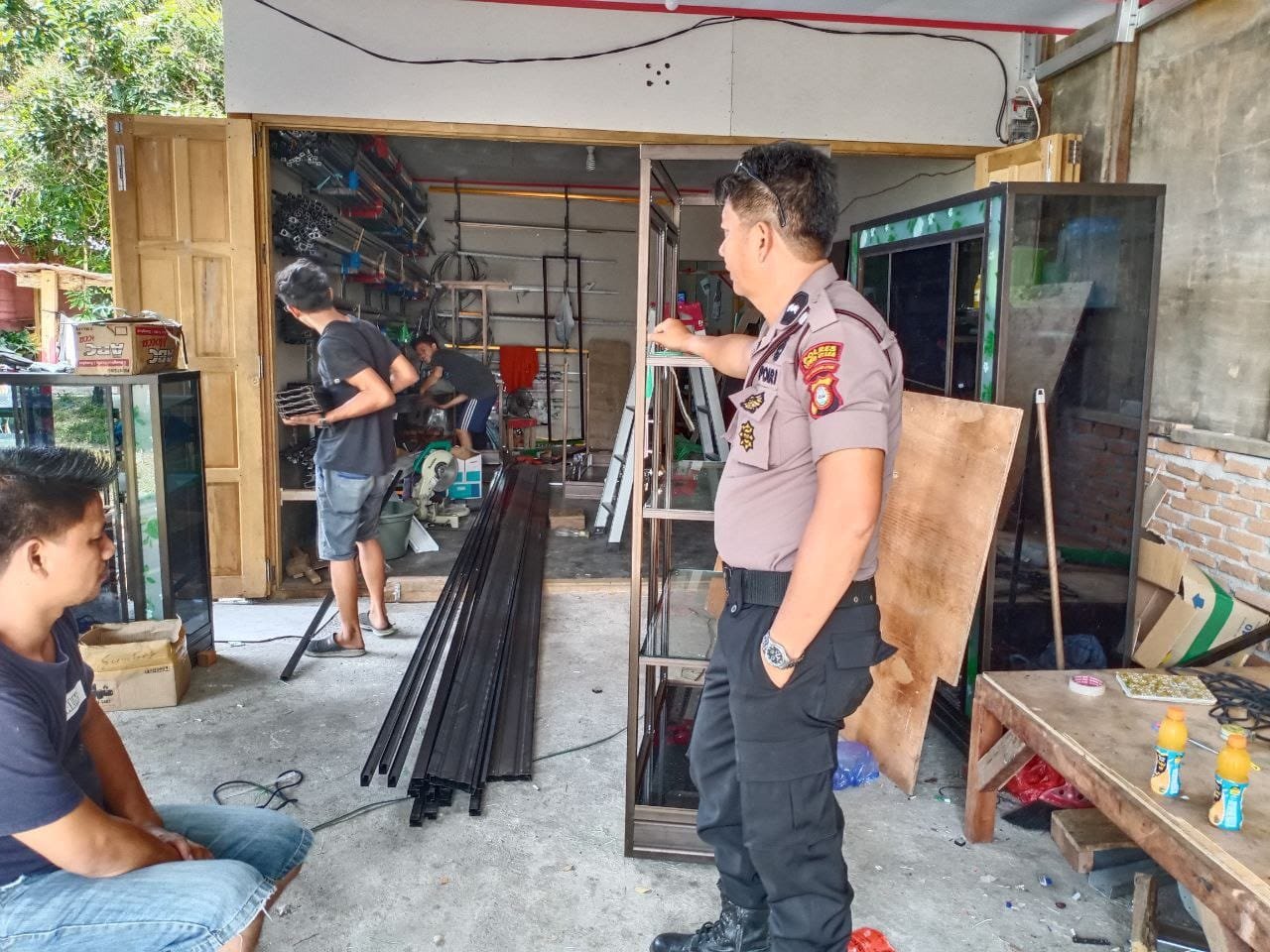 Gencar Lakukan Penggalangan, KSPKT Polsek Masamba Sambangi Toko Aluminium Gencar Lakukan Penggalangan, KSPKT Polsek Masamba Sambangi Toko Aluminium