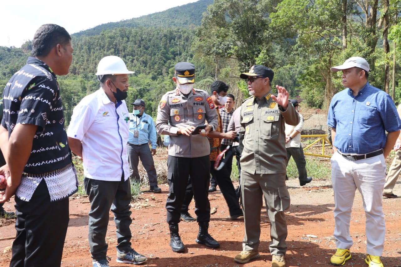 Bupati Budiman Tinjau Eks Lahan Kompensasi DAM Karebbe