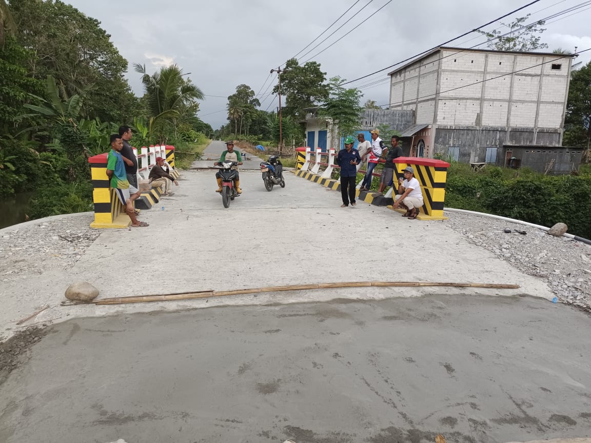 Respon Cepat Pemerintah Benahi Jalan Poros Desa Maramba dan Desa Madani