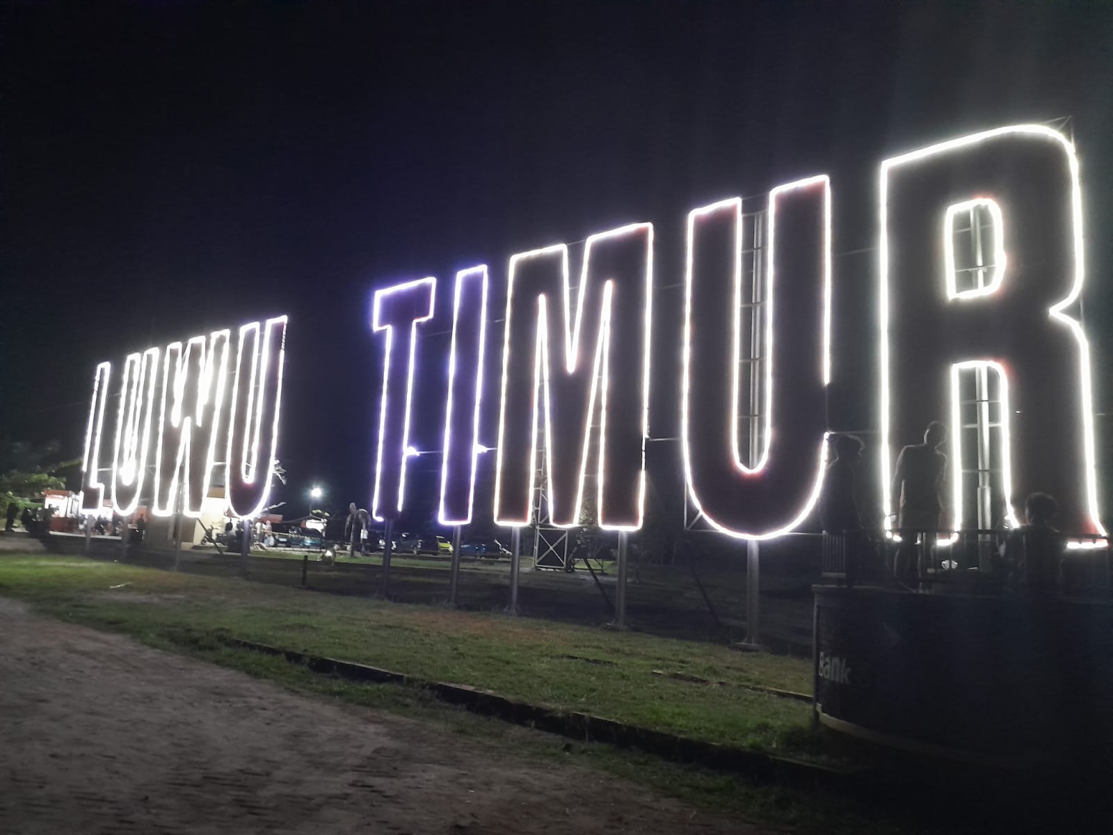 Perdana Live Musik, Pujasera Landmark Luwu Timur Ramai Pengunjung