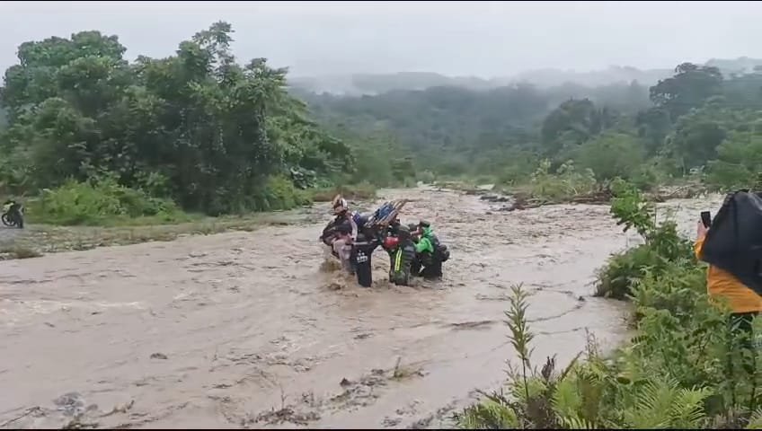 Tak Kenal Lelah, Petugas PAM TPS TNI – Polri Seberangi Arus Deras ...