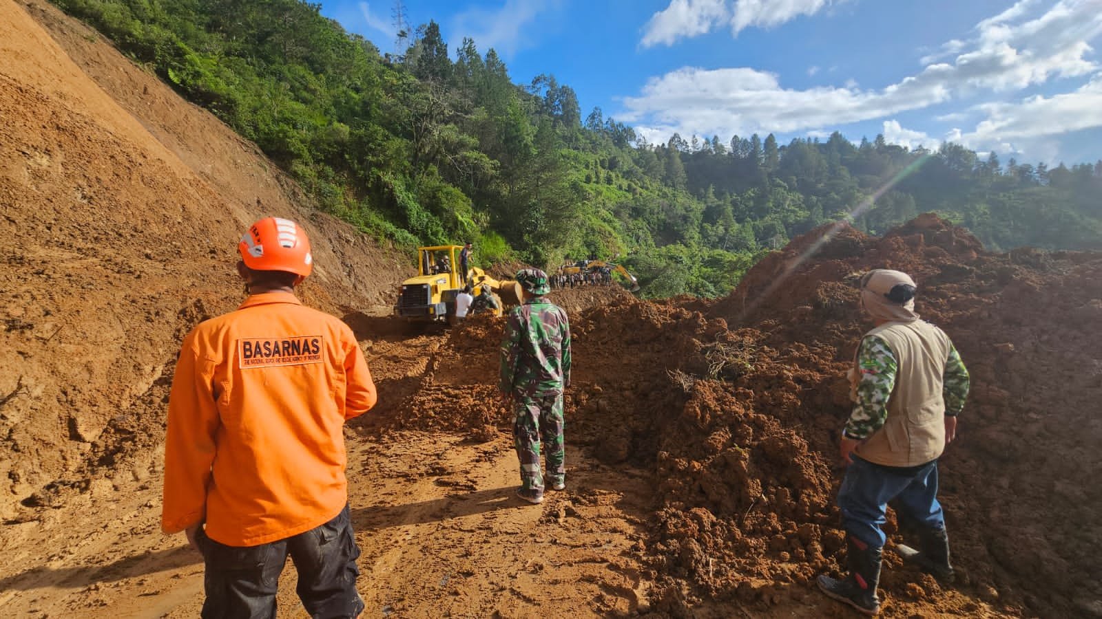 Material Longsor di Luwu Sudah Dibersihkan, Jalan Penghubung Bastem dan ...