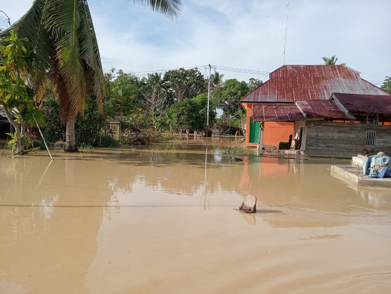 Tanggul Sungai Rongkong Jebol, Permukiman Warga Terendam Banjir Hingga ... Tanggul Sungai Rongkong Jebol, Permukiman Warga Terendam Banjir Hingga ...