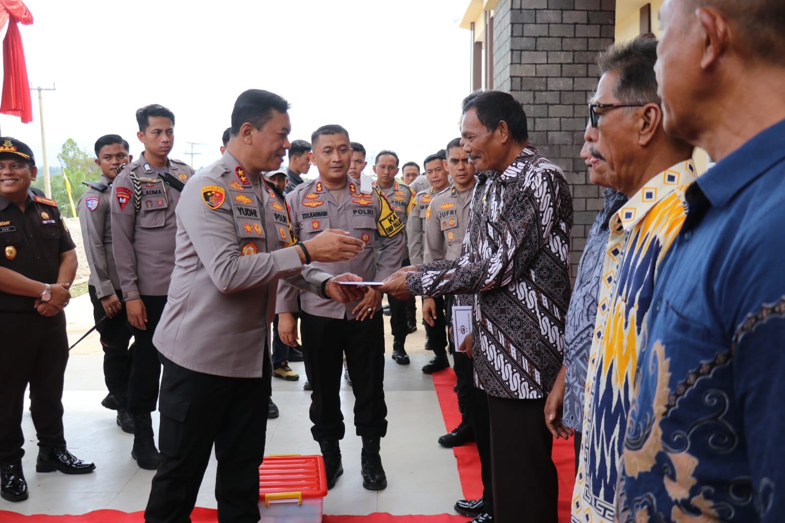 Pemkab Luwu Timur Serahkan Tanah Hibah untuk Pembangunan Fasilitas ... Pemkab Luwu Timur Serahkan Tanah Hibah untuk Pembangunan Fasilitas ...