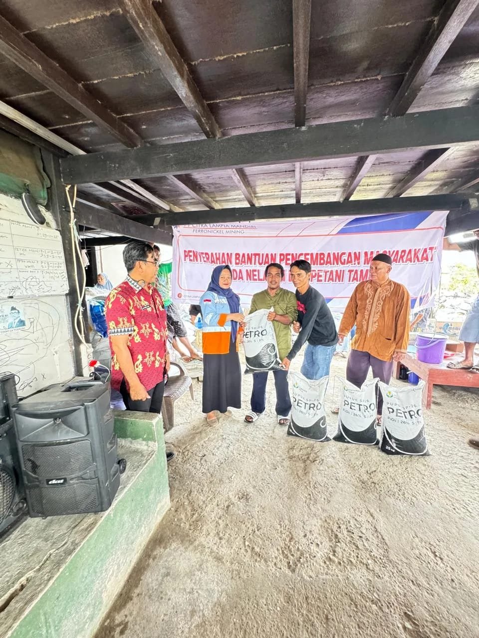PT. CLM Salurkan Bantuan Kepada Nelayan dan Petani Tambak