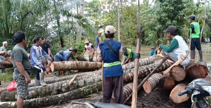 Akibat Banjir di Dusun Pondan, Pemerintah Desa Lara Bersama Masyarakat ...